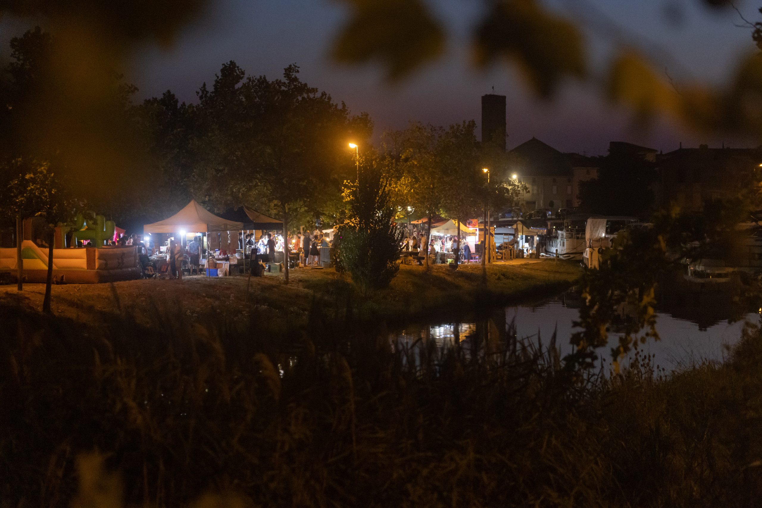 Une belle soirée d'été sur les berges du Canal du Midi - Ville de ...